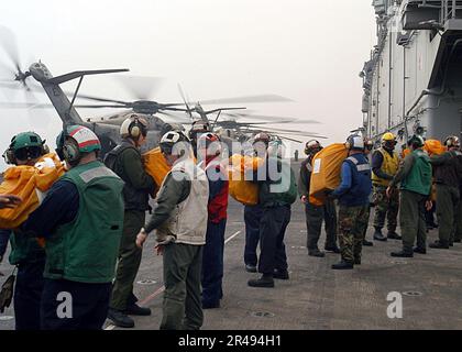 Flight deck crew offloads mail during flight quarters aboard USS ...