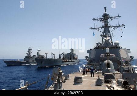 USS Mitscher conducts a replenishment Stock Photo - Alamy