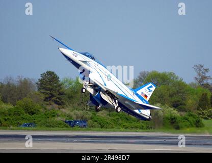 US Navy The X-31 VECTOR (Vectoring, Extremely Short Takeoff and Landing ...