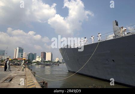 US Navy USS Vandegrift (FFG 48) arrives in Ho Chi Minh City, Vietnam ...
