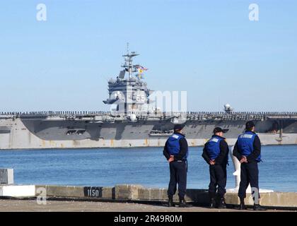 US Navy Line handlers stand ready as The Royal Netherlands Navy frigate ...