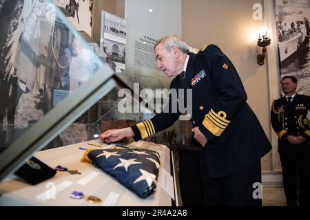 Soldiers from the 3d U.S. Infantry Regiment (The Old Guard) support a ...