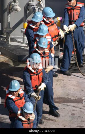 US Navy Line handlers aboard the High Speed Vessel Two (HSV 2) Swift ...