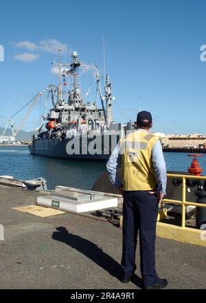 US Navy The Safeguard-class rescue and salvage ship USS Grapple (ARS 53 ...