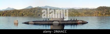 The Canadian diesel-electric submarine HMCS Victoria (SSK 876) arrives ...