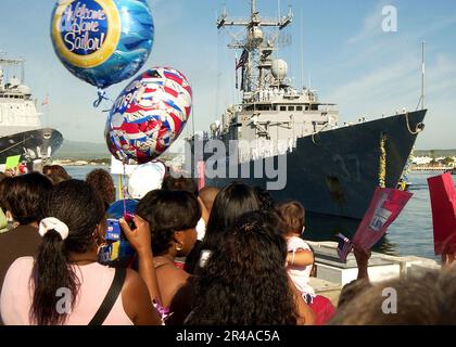 US Navy The crew of the frigate USS Estocin (FFG 15) departs the ship ...