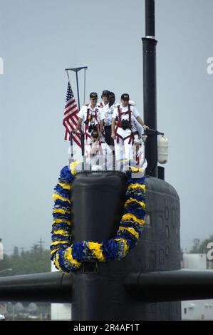 US Navy Cdr. Christopher Kaiser and the crew of the Los Angeles-class ...