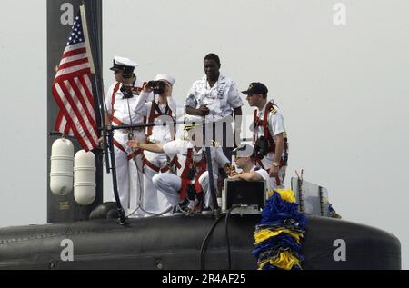 US Navy Cdr. Christopher Kaiser and the crew of the Los Angeles-class ...