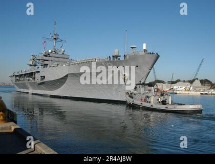 USS Muskegon (YTB 763) maneuvers USS Blue Ridge (LCC 19) from the pier ...