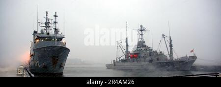 USS Grapple (ARS-53) Safeguard-class rescue and salvage ship in the ...