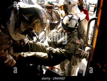 US Navy crash and Salvage team simulate a pilot rescue Stock Photo - Alamy
