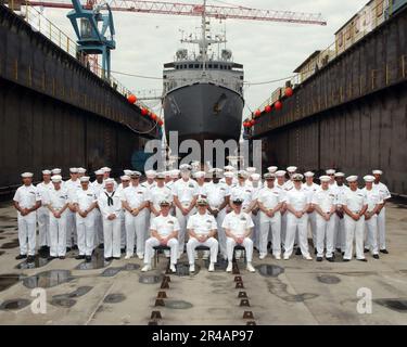 US Navy The Osprey-class mine hunter coastal ship USS Raven (MHC 61 ...