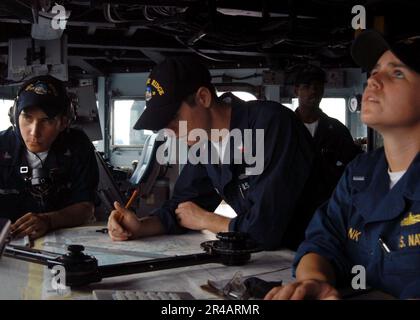 US Navy Bridge watch team aboard USS Hopper Stock Photo - Alamy