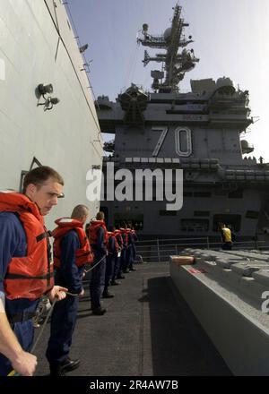 US Navy Line handlers from the amphibious assault ship USS Peleliu (LHA ...