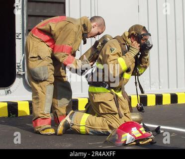 US Navy Damage Controlmen aboard USS Belleau Wood (LHA 3) instruct U.S ...