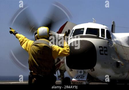 US Navy An Aircraft Handler directs an F-14A Tomcat Stock Photo - Alamy