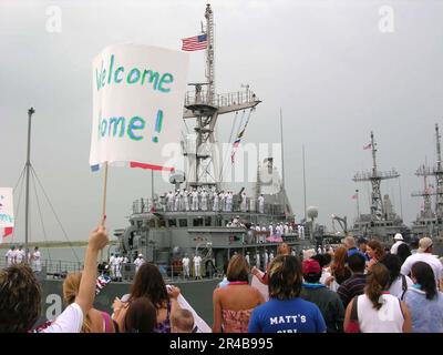 The mine warfare countermeasure ship USS Devastator (MCM 6) U.S. Navy ...