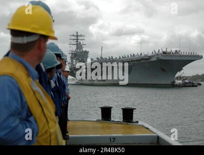 US Navy Line handlers assigned to USS Kearsarge (LHD 3), stand at ...