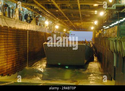 US Navy Landing Craft Unit (LCU 1685) assigned to Amphibious Craft Unit ...