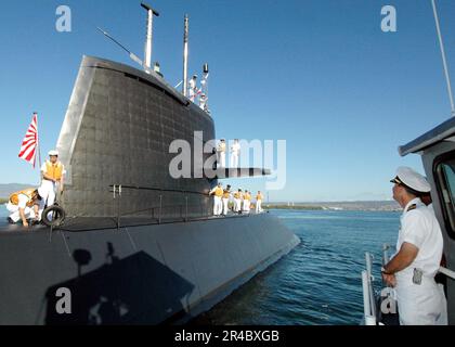 US Navy Japanese submarine JDS Oyashio (SS 590) crewmembers look ...