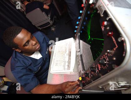 US Navy SPA-25G radar operations aboard ship Stock Photo - Alamy
