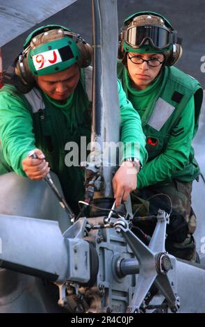 US Navy Aviation Machinists Mates Stock Photo - Alamy