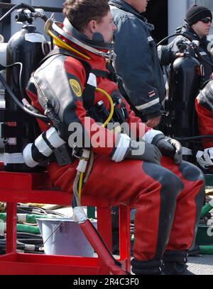 US Navy U.S. Navy divers assigned to the rescue and salvage ship USS ...