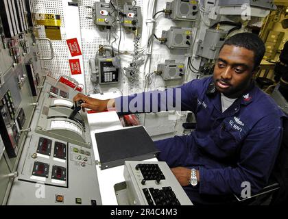 US Navy Gas Turbine Systems Technician Stock Photo - Alamy