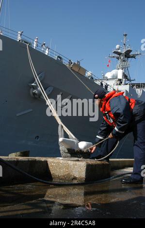 US Navy Line handlers prepare for the arrival of the multi-purpose ...