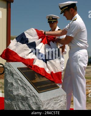 US Navy Commodore, Regional Support Organization Norfolk, Capt. unveils ...