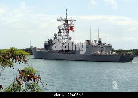 US Navy The U.S. Navy's frigate USS Carr (FFG 52), bottom, and the ...