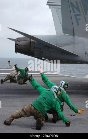 US Navy Flight deck crewmen aboard the amphibious assault ship USS ...