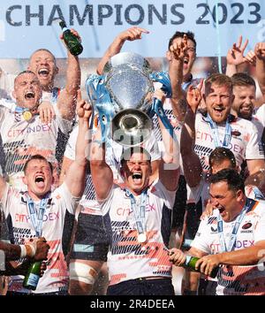 Owen Farrell of Saracens lifts the Gallagher Premiership Trophy ...