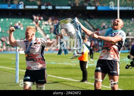 Saracens' Hugh Tizard (left) and Nick Isiekwe celebrate with the trophy ...