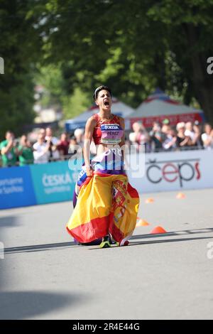María PÉREZ celebrating after breaking the World Record in the 35km ...