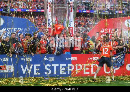 Luton Town celebrate their win and promotion to the Premier League ...