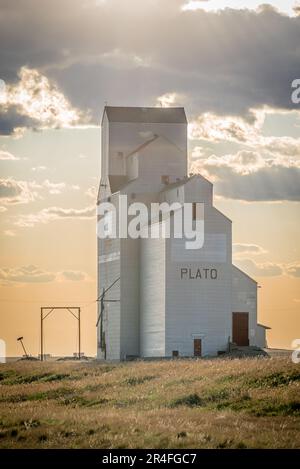 Sunset over an old grain elevator in Plato, Saskatchewan, Canada Stock ...