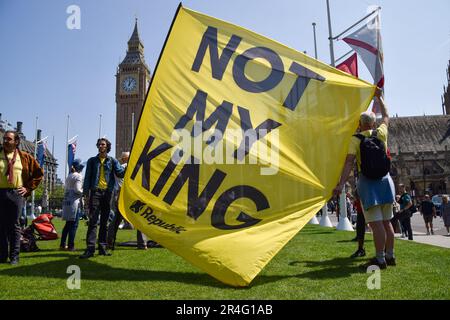Members of the public and some anti-monarchy protesters wait for King ...
