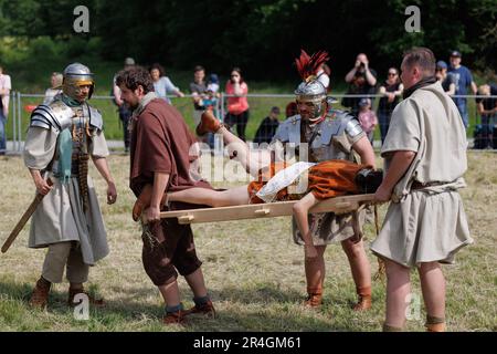 28 May 2023, Lower Saxony, Bramsche: Actors dressed as Romans carry a ...