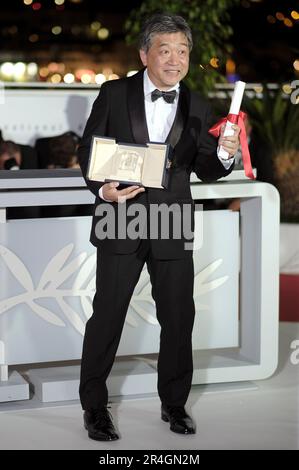 Hirokazu Koreeda mit der Queer Palm für 'Monster beim Photocall mit den ...