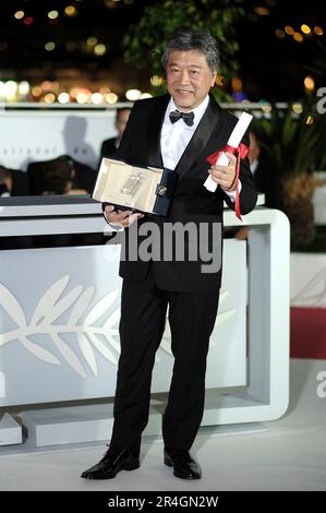 Hirokazu Koreeda mit der Queer Palm für 'Monster beim Photocall mit den ...