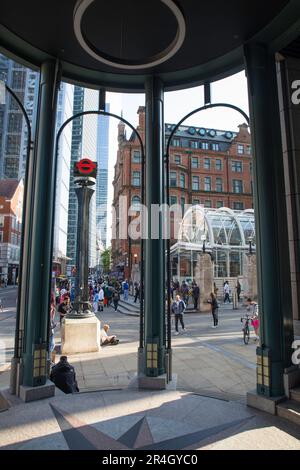 Liverpool Street London Iconic Underground Tube sign Logo Stock Photo ...