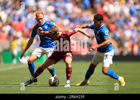 Stockport County's Kyle Knoyle and Carlisle United's Jack Armer battle ...