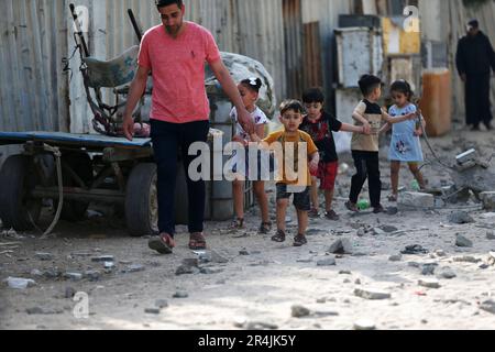 A displaced Palastinian father and child. People are homeless after ...
