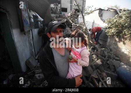 A displaced Palastinian father and child. People are homeless after ...