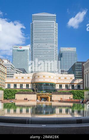 Cabot Place and One Canada Square building, Canary Wharf, London Stock ...