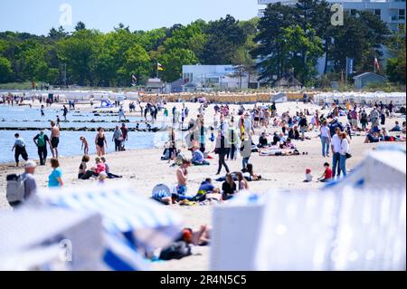 Beachgoers enjoy the sun and high temperatures in Marseille, southern ...