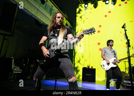 Dave Aitken and Ally Carr performing with GUN - The Queens Hall ...