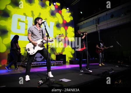 Dante Gizzi and Ally Carr performing with GUN - The Queens Hall ...