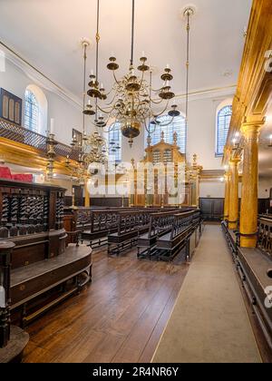Bevis Marks Synagogue (interior, daytime), Britain's oldest continually ...